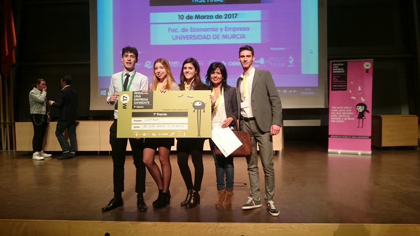 Ganadores del primer premio en el concurso "Imagina una empresa ...